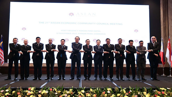 DTI Secretary Pascual leads the Philippine Delegation during the 21st ...