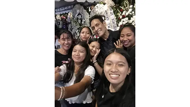 Dindo Arroyo swarmed by fans at Maita Sanchez’s wake in Pagsanjan • The ...